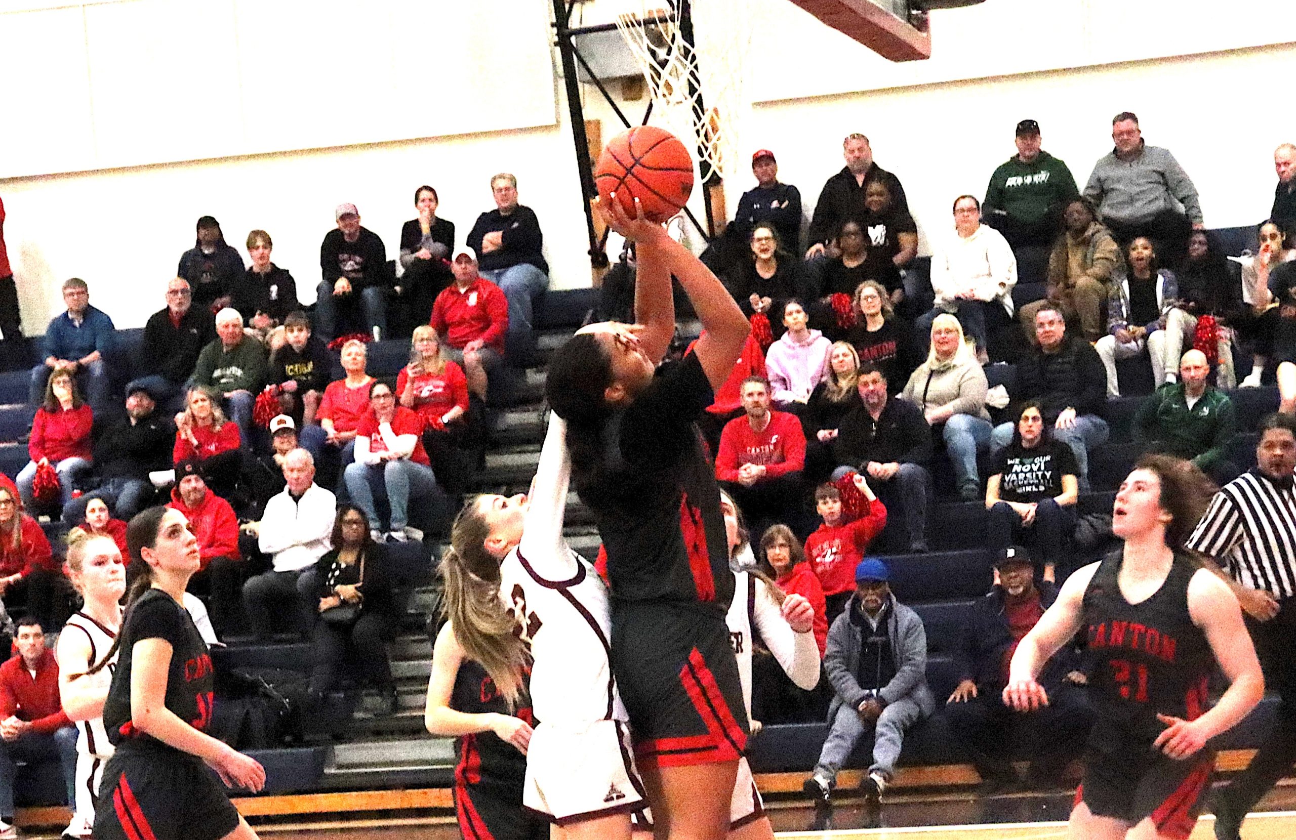 Seniors lead Chiefs past Dreadnaughts and into Sweet 16