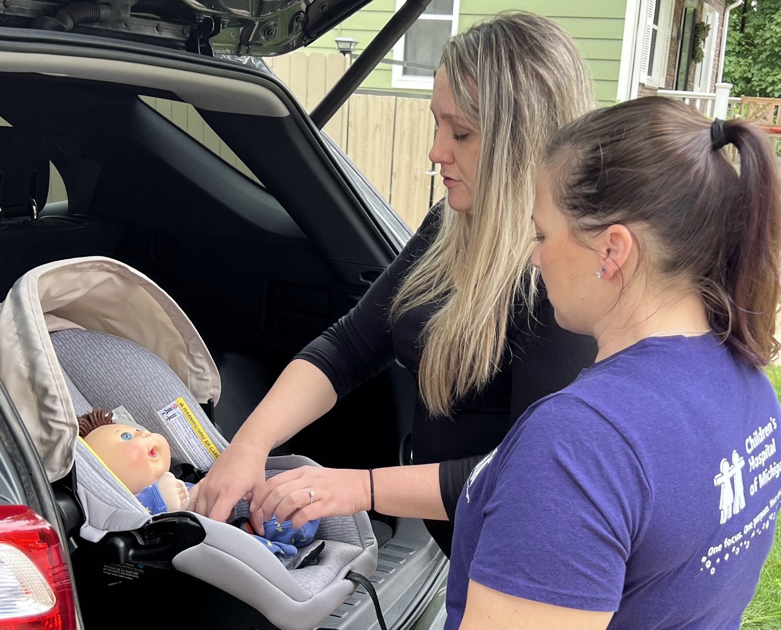 Children’s Hospital of Michigan hosts car seat safety check